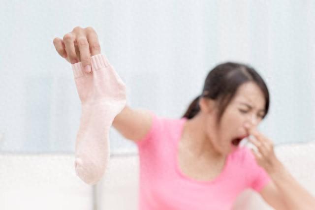 Who would have thought: Smelly socks are closely linked to fungal lung ...