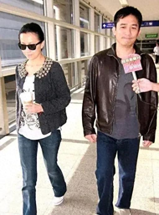 Tony Leung and his wife showed up at the airport to return to Hong Kong ...