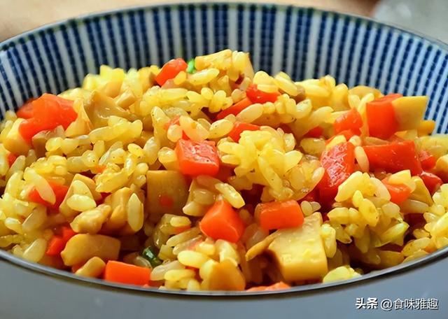 The curry fried rice is full of flavor, satiating your hunger, tender ...